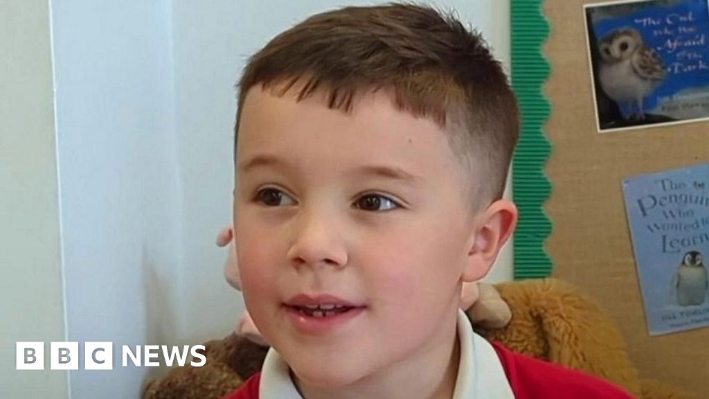 Boy to walk from Liverpool to Old Trafford for hospital - BBC News