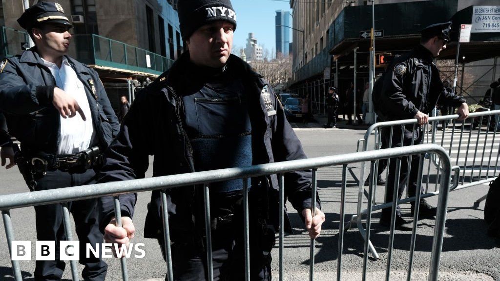 Police surround NY Courthouse and DC Capitol in case of Trump arrest ...