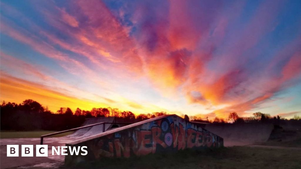 West Midlands photographers capture stunning sunrise - BBC News