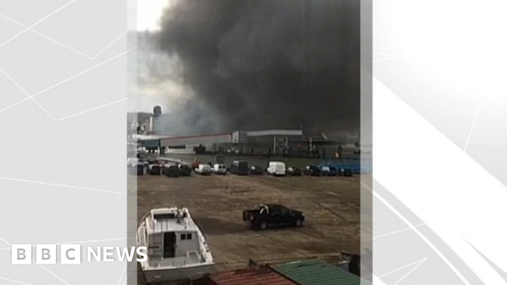 Large fire wrecks Cowes industrial estate - BBC News