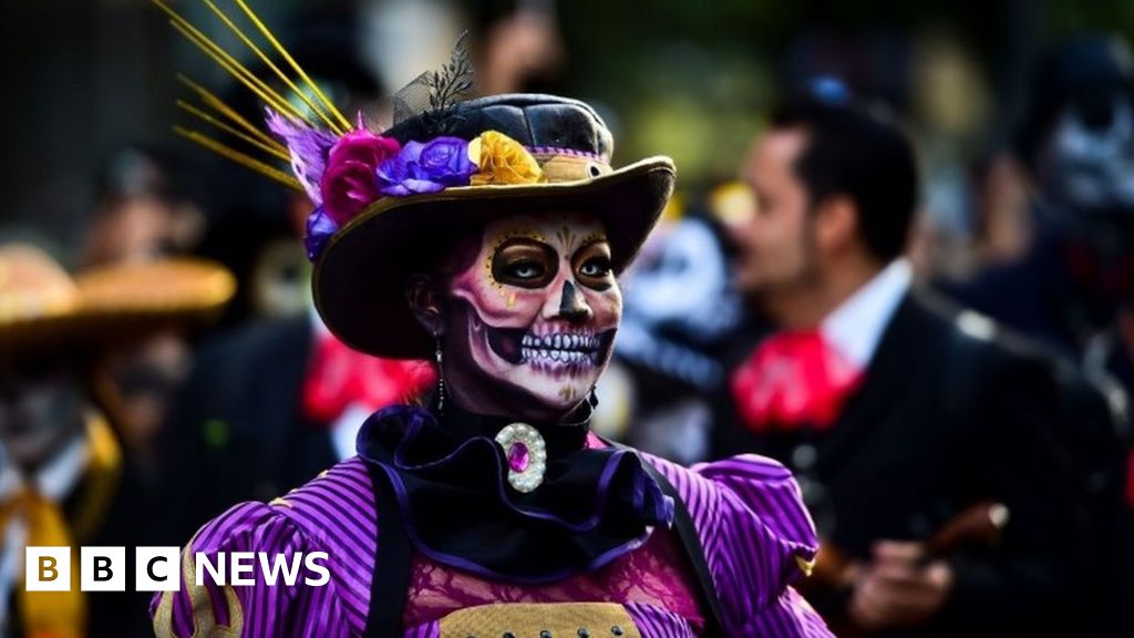 Mexico's skeleton parade celebrates the dead - BBC News