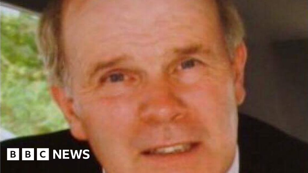 Man 'crushed to death by Land Rover' on Ruthin farm - BBC News