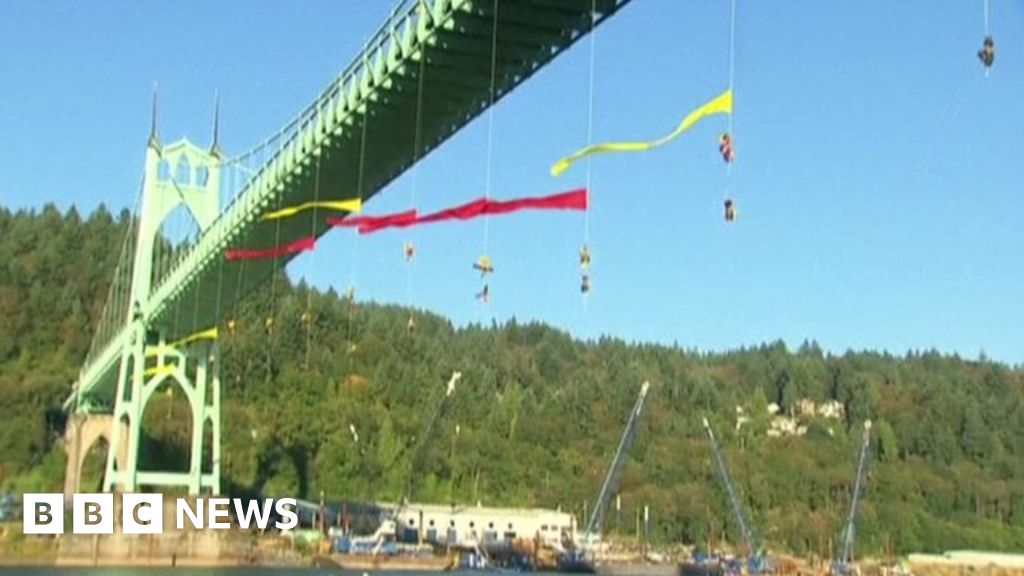 US Coast Guard ends Shell icebreaker bridge protest - BBC News
