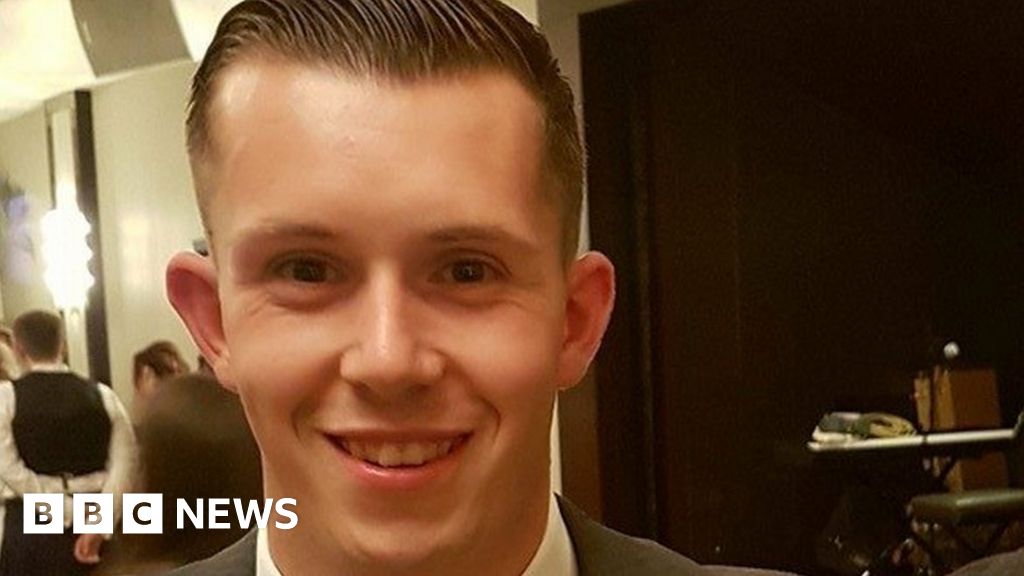 Young football coach dies suddenly - BBC News