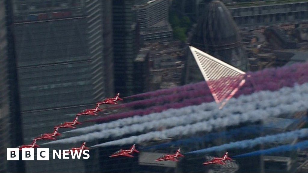 VE Day: Red Arrows flypast over central London - BBC News