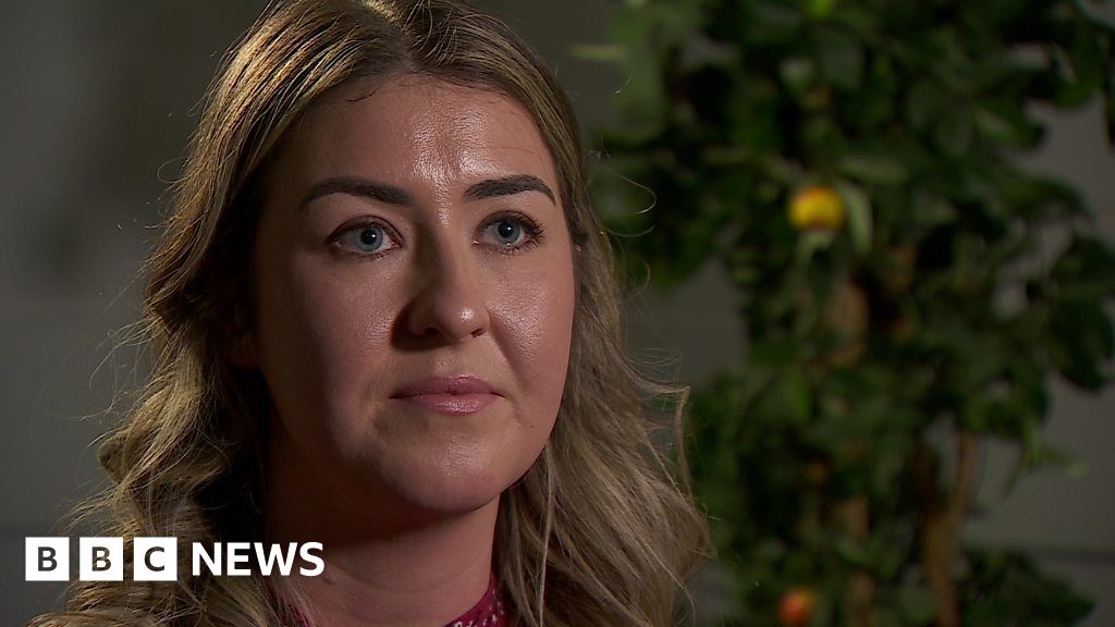 Mental health: Woman shares in-patient diary - BBC News