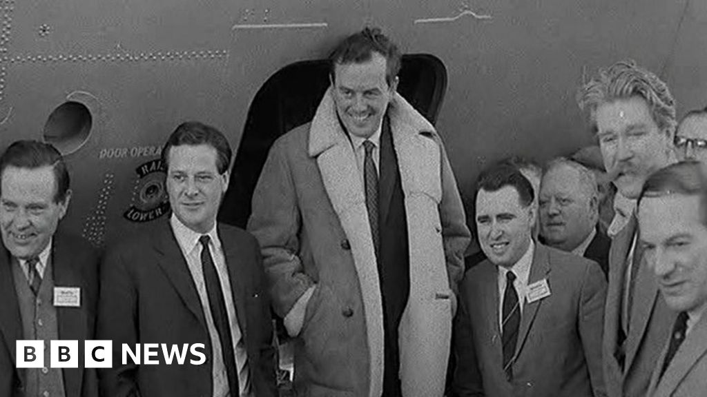 First flight of the Shorts Belfast freighter aircraft - BBC News