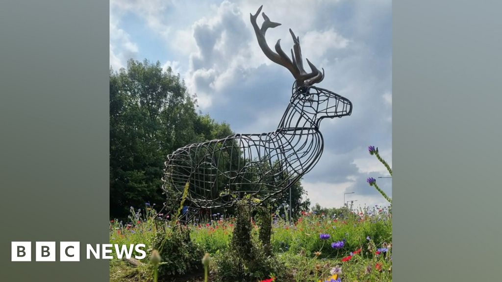 'Massive' stag sculpture stolen from Walton-le-Dale roundabout - BBC News