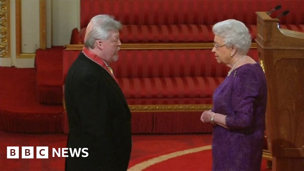 Falklands veteran Simon Weston awarded CBE by the Queen - BBC News