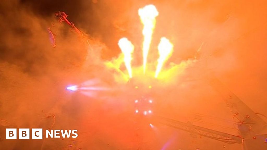 'Fire-spewing spider' is Bristol show centrepiece - BBC News