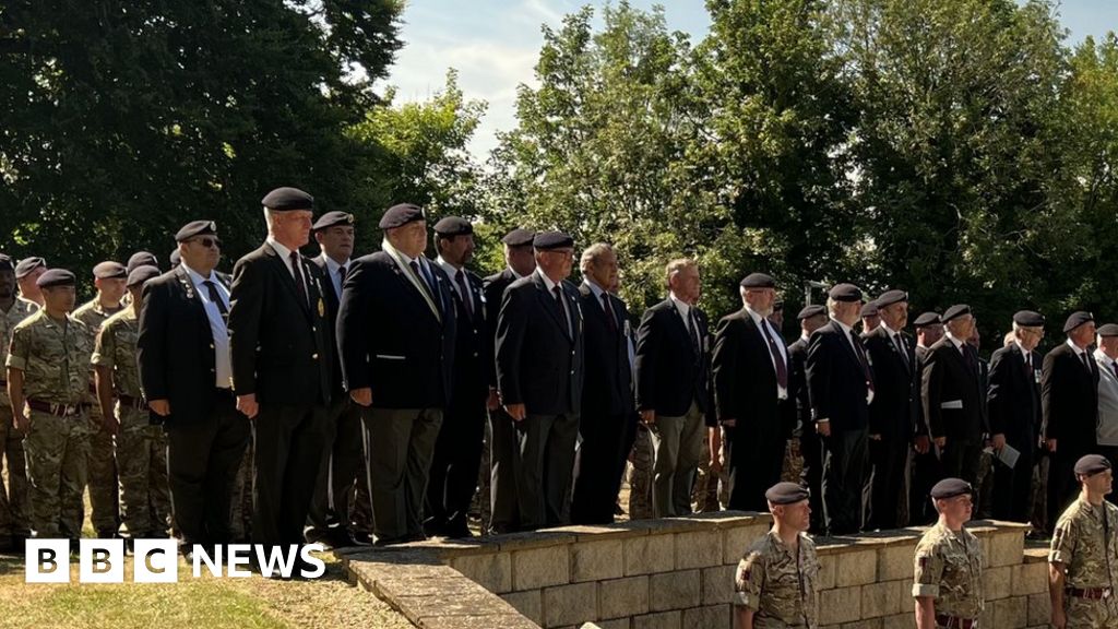 Falklands veterans gather to remember conflict 40 years on - BBC News