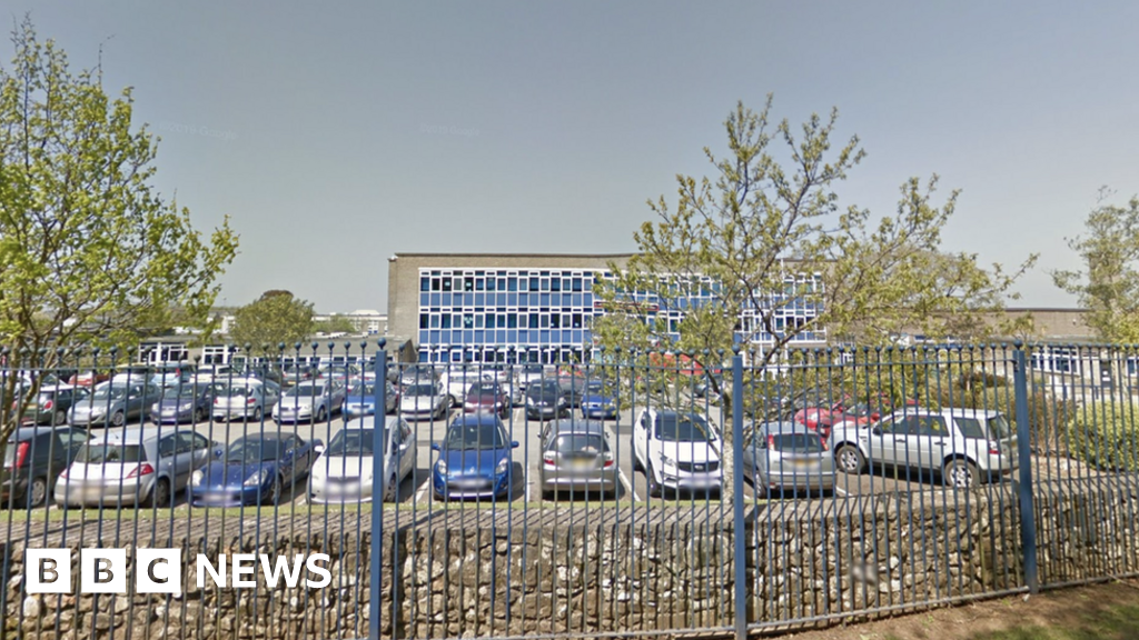 Covid firebreak at Camborne Academy - BBC News