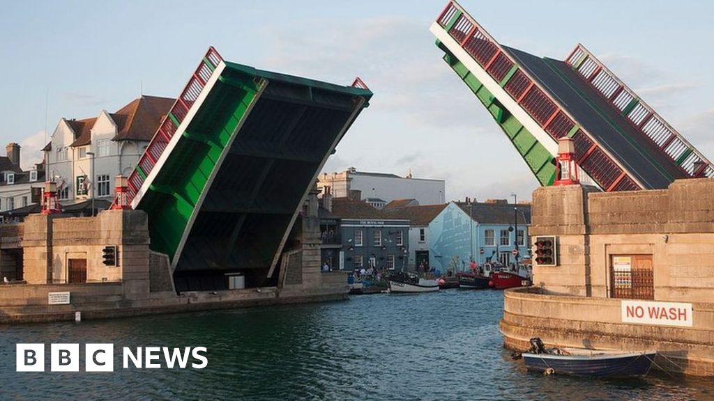 Weymouth: Lifting bridge shuts for repair work - BBC News