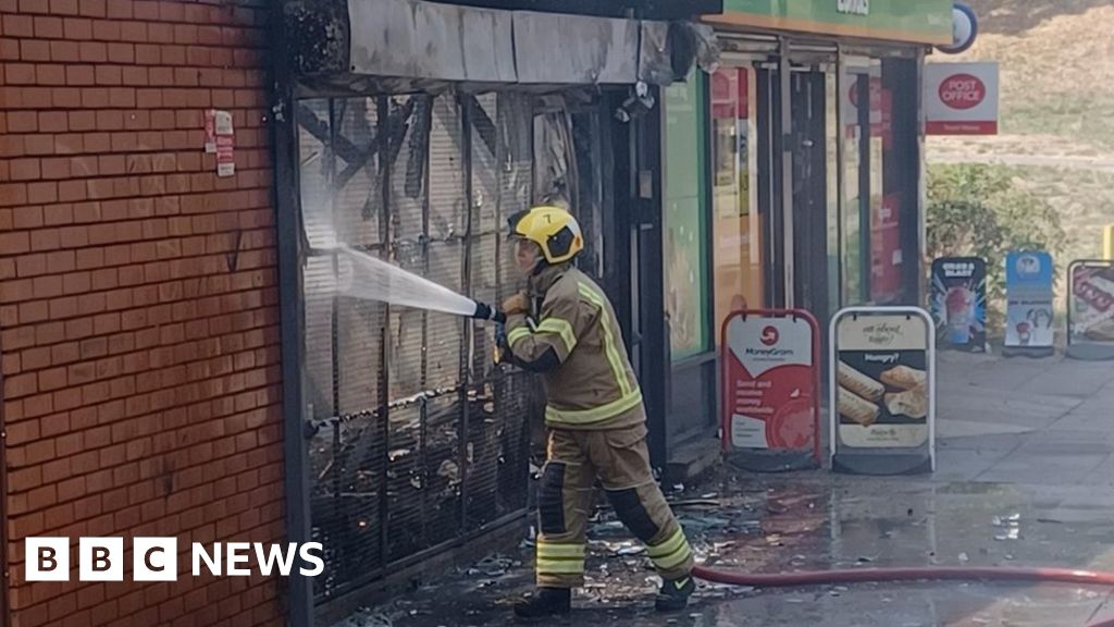 Northamptonshire firefighters praised for tackling blaze in heat - BBC News