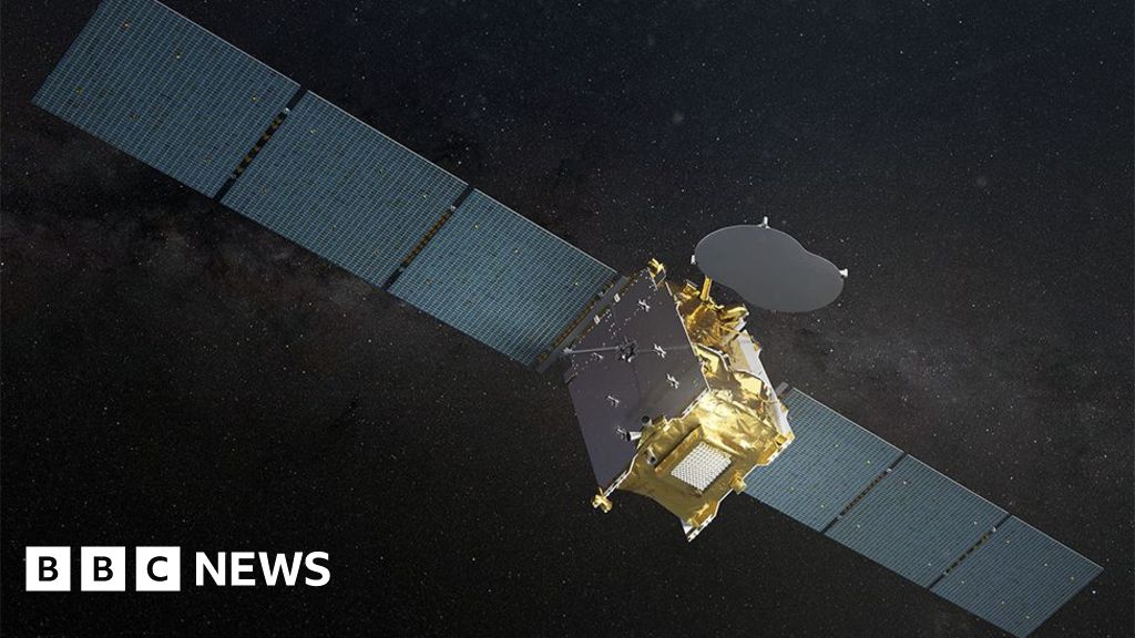 Quantum: Handover for fully flexible satellite - BBC News