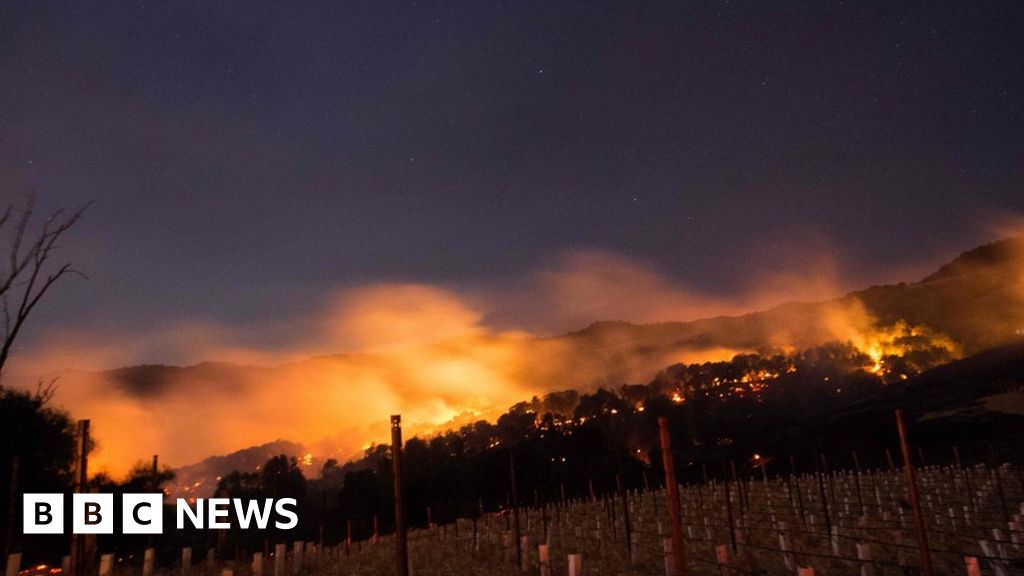 In pictures: Northern California fires - BBC News