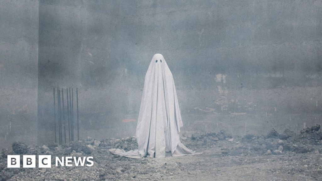 A Ghost Story: Why is Casey Affleck under a sheet? - BBC News