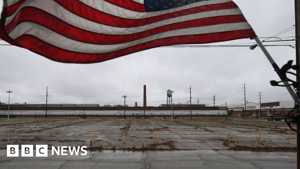 Returning to an Ohio town on the decline - BBC News