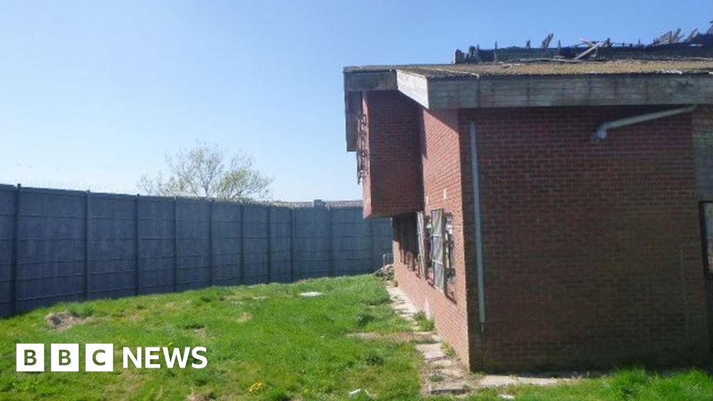 HMP Guys Marsh: Fire-damaged prison block to be demolished - BBC News