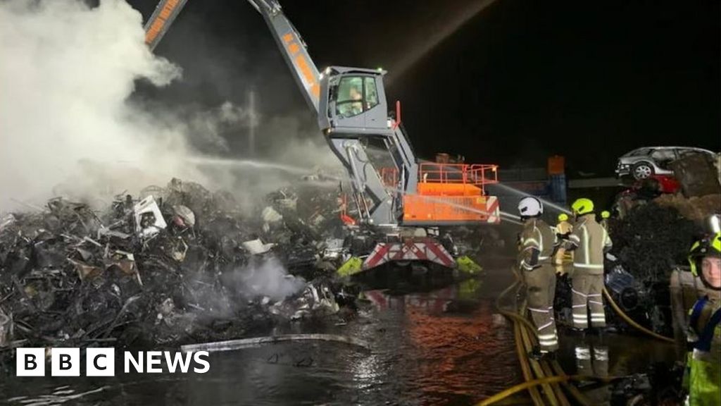 Fire crews tackle huge scrap fire in Birmingham - BBC News