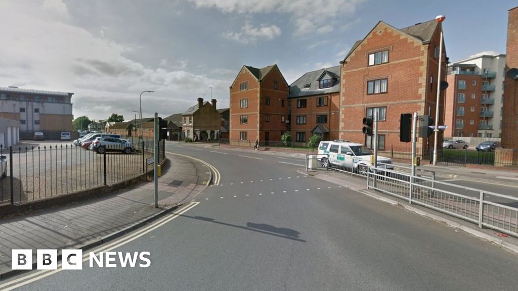 Pedestrian hit by bus in Reading dies