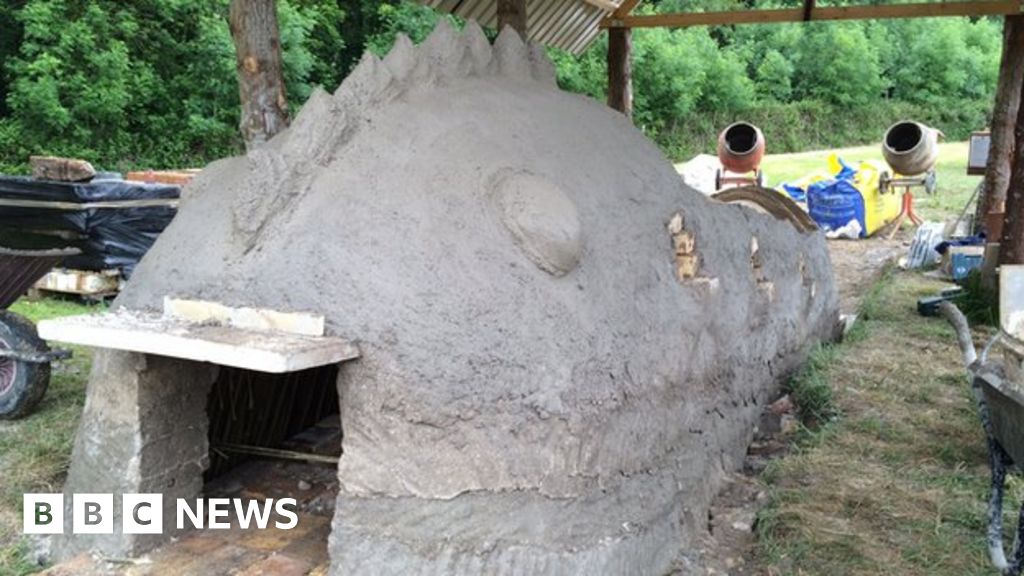 Traditional Japanese anagama kiln fired up at Wytham - BBC News