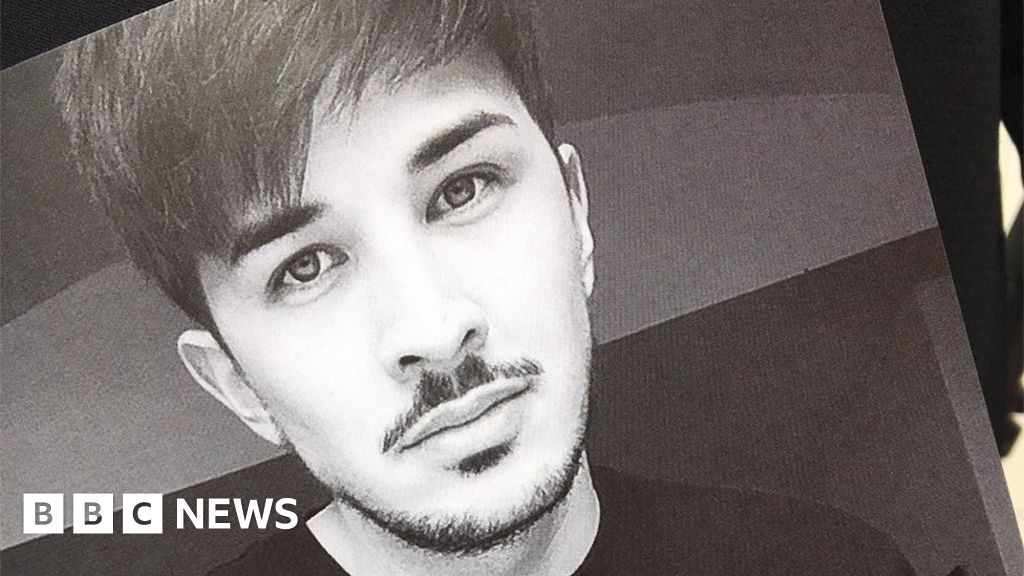 Manchester attack: Martyn Hett's funeral takes place - BBC News