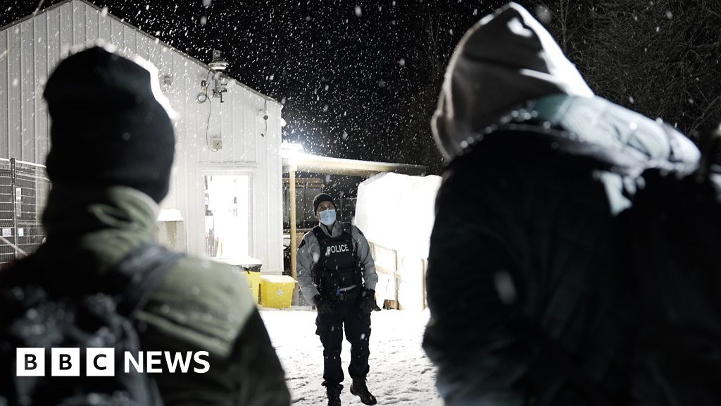 Migrants turn themselves over to Canadian police at the border
