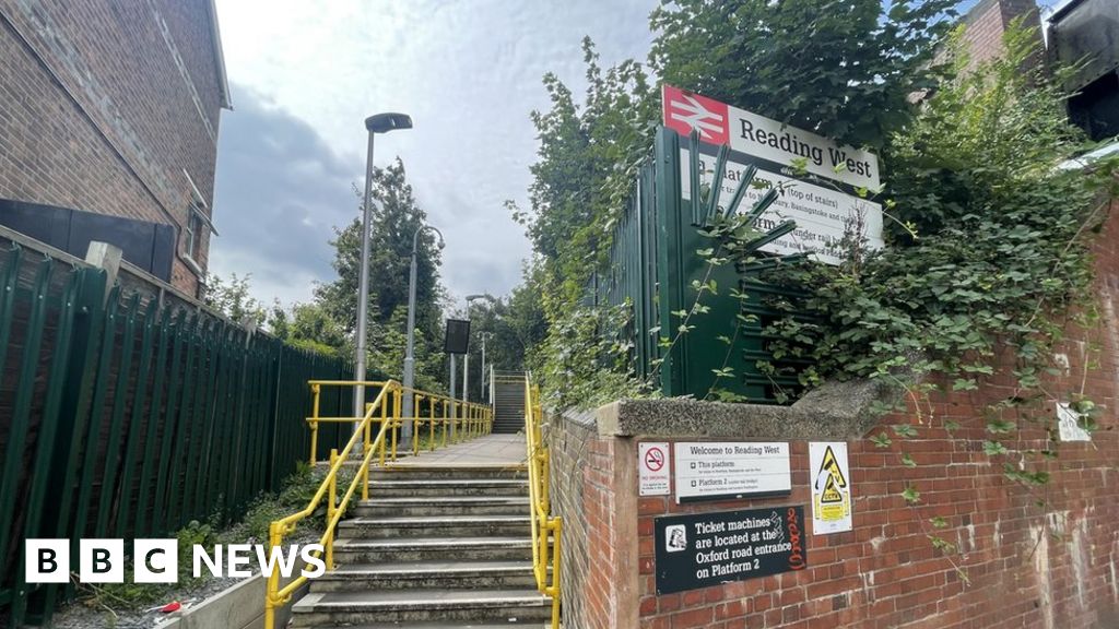 Reading West railway station's £3.3m revamp works start - BBC News