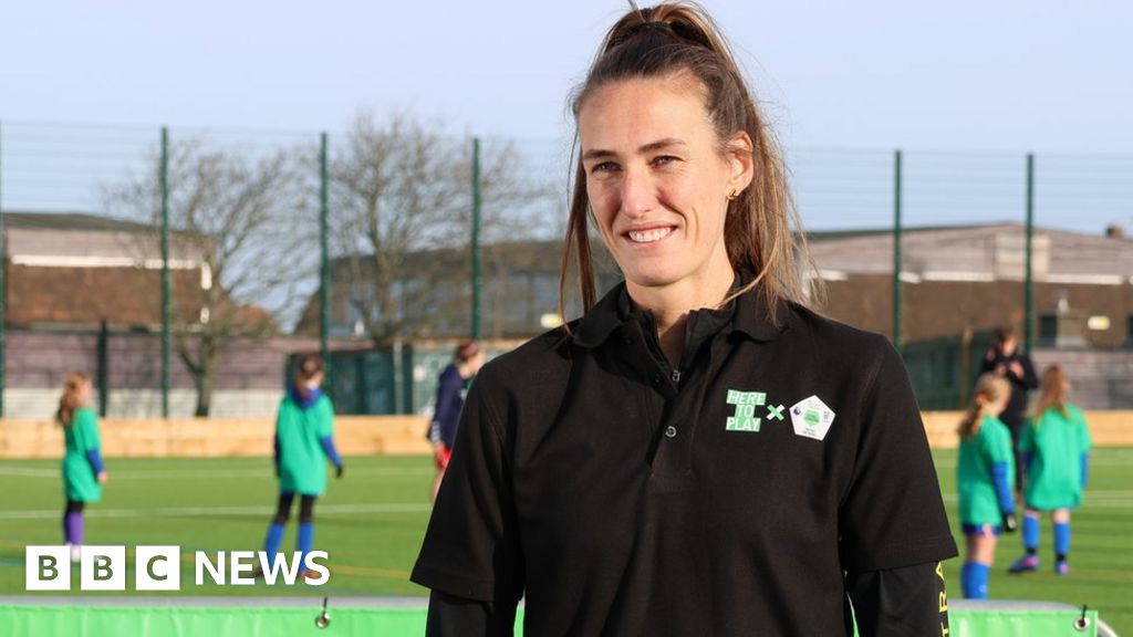 Jarrow: Jill Scott opens first pitch named after Lionesses - BBC News