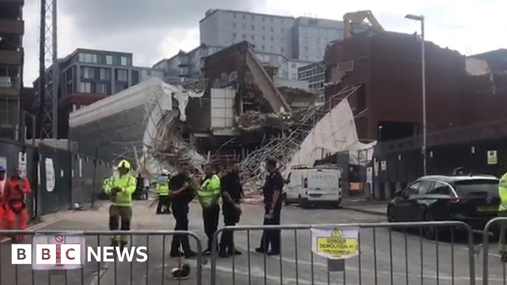 Reading scaffolding collapse: Video shows devastation at scene - BBC News