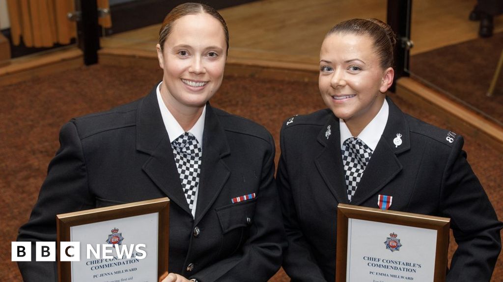 Ramsbottom police officers commended for saving man's life - BBC News