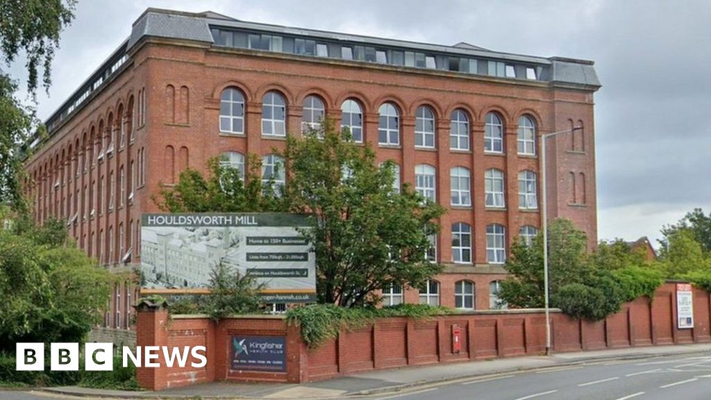 Stockport crash: Passenger killed as car hits wall - BBC News