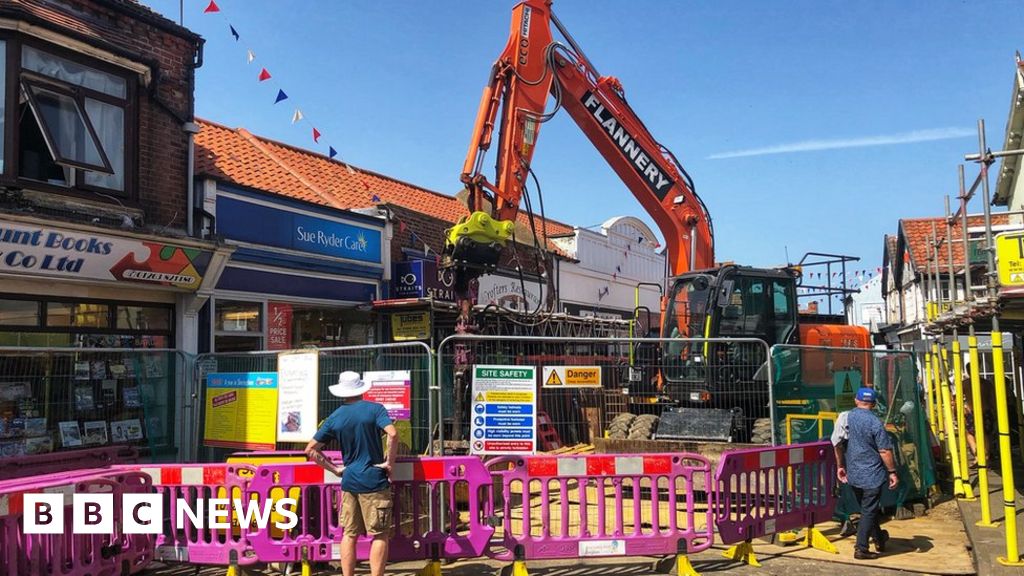Sheringham Sinkhole Becomes Tourist Attraction Bbc News