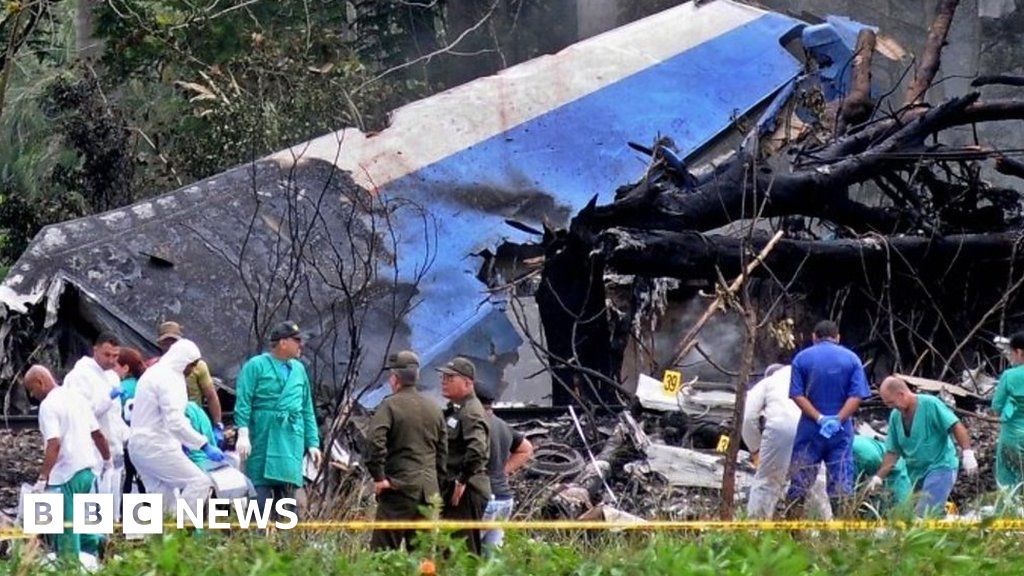 Cuba plane crash site 'very painful' scene - BBC News