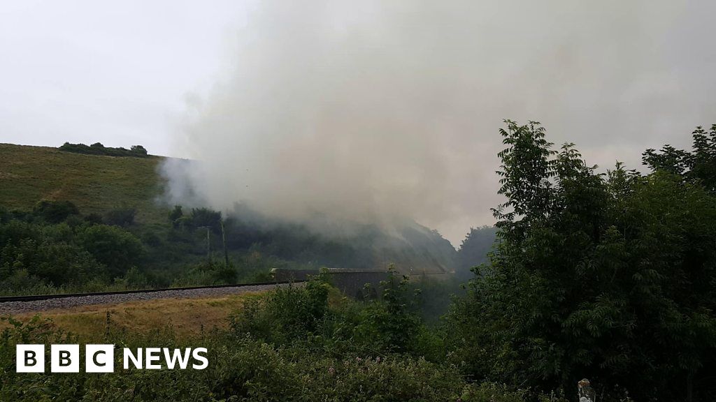 Fire breaks on a hillside near Corfe Castle in Dorset - BBC News
