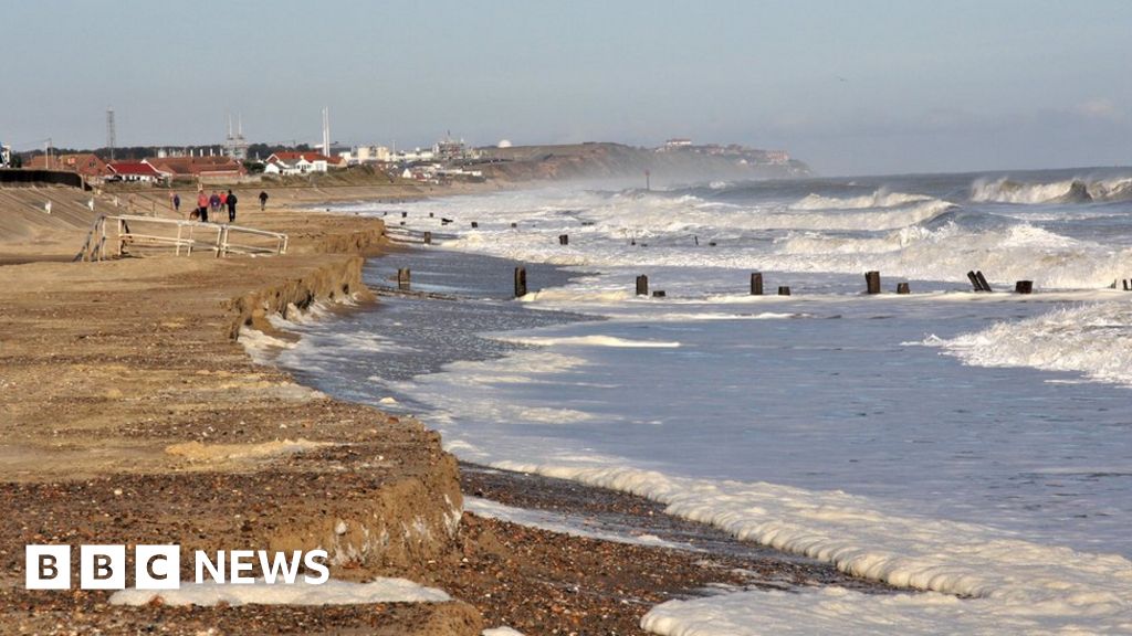 Sand loss at £22m beach in Norfolk was 'expected' - BBC News