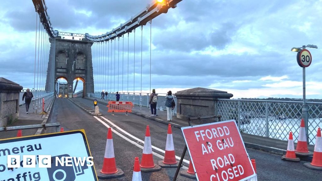 Anglesey: Menai Bridge closure a nightmare, haulier warns - BBC News