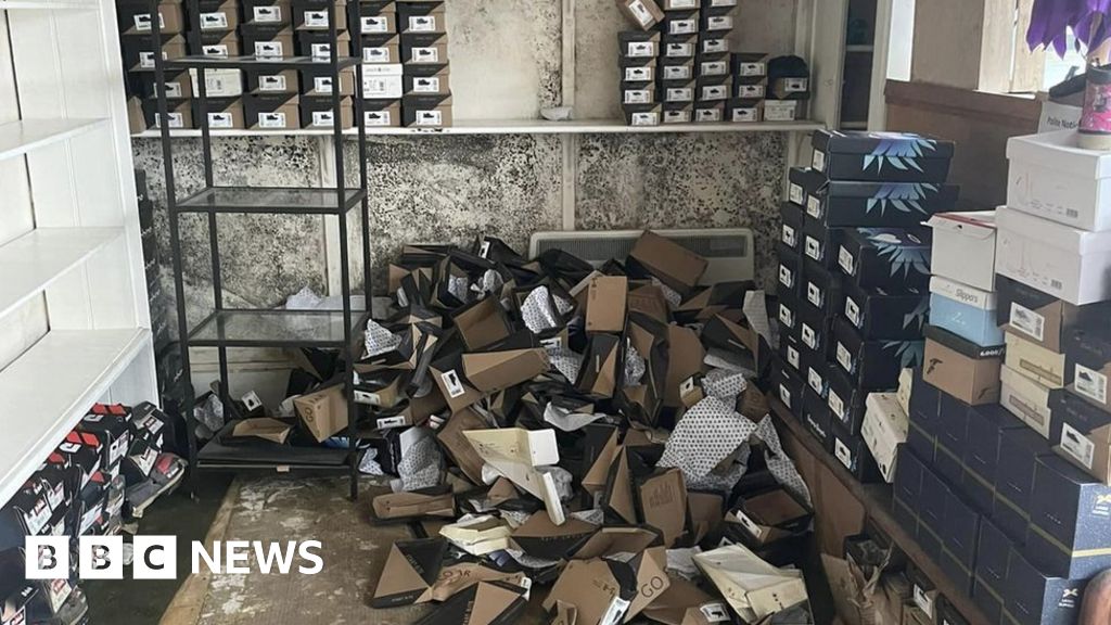 Framlingham shop lost 3,000 pairs of shoes to flood damage - BBC News