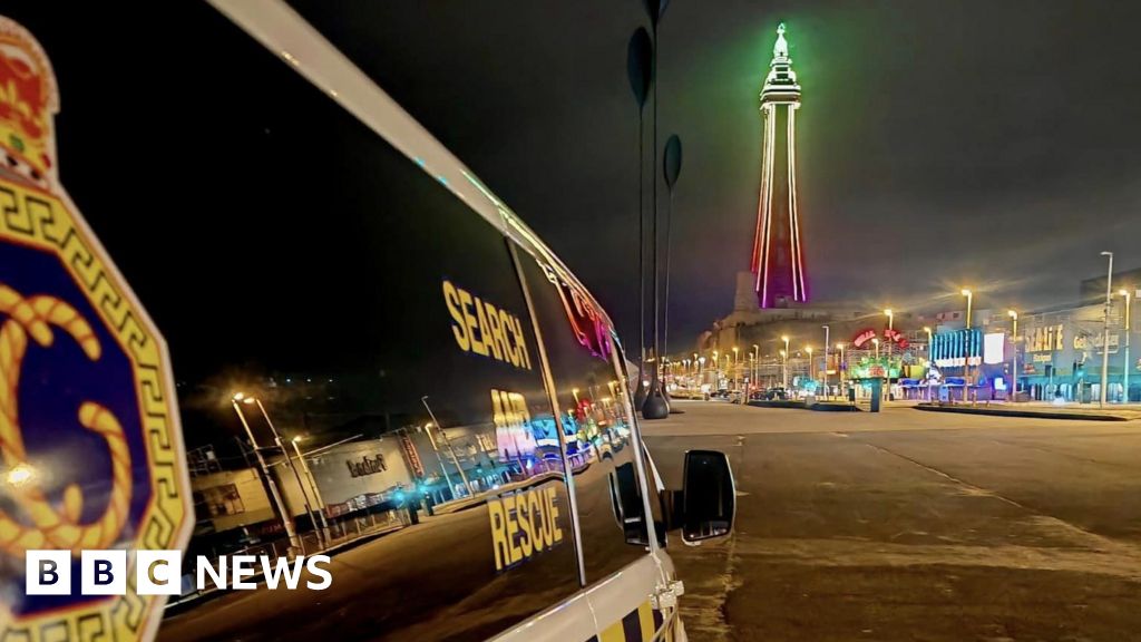Blackpool: Man rescued from sea was not who RNLI searched for - BBC News