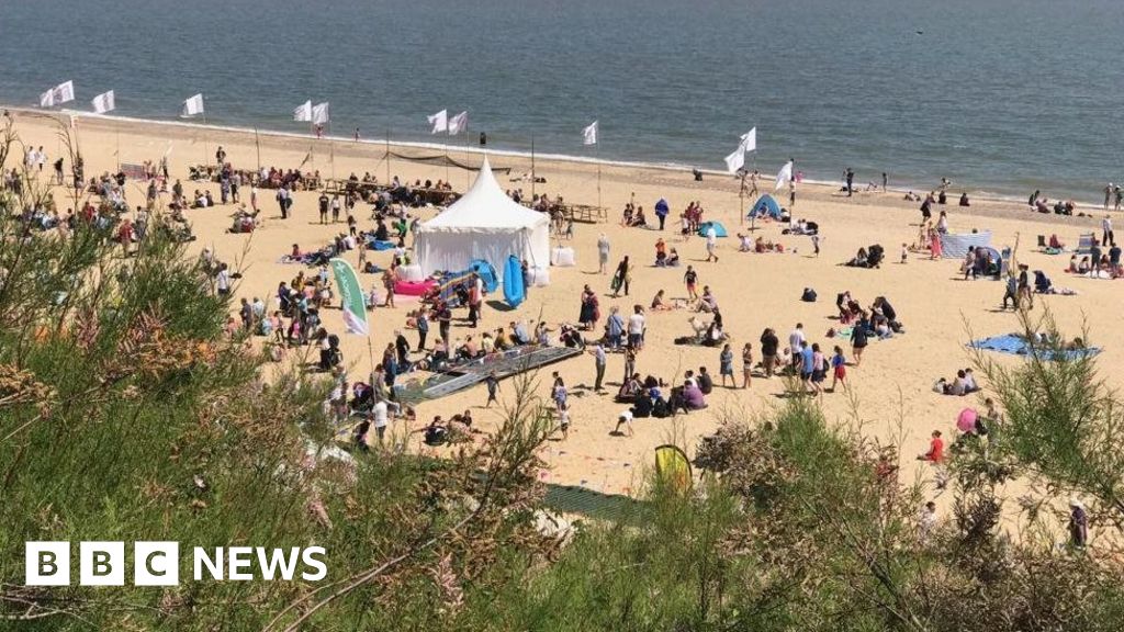 Lowestoft First Light Festival: New event gets under way - BBC News