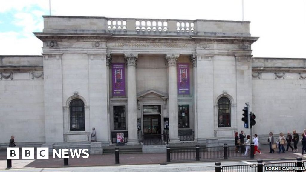 Record number of visitors for Hull art gallery - BBC News