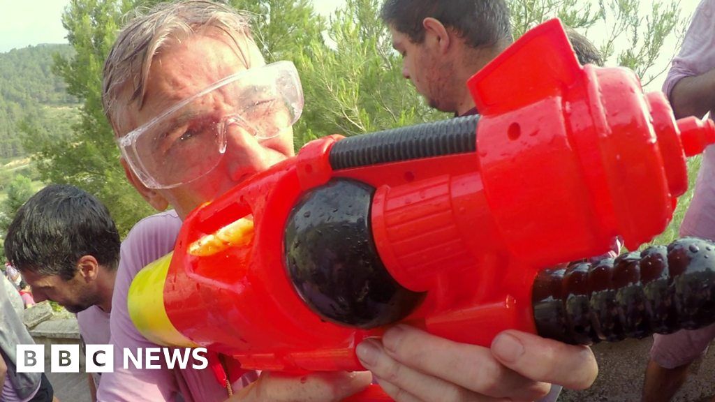 Wine fight: Why a battle of wine marks a Saint's day - BBC News