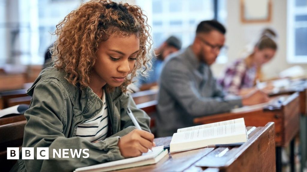 Ucas: Record number of applicants to Welsh universities - BBC News