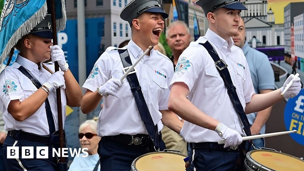 The Twelfth: Thousands take part in Orange Order parades - BBC News