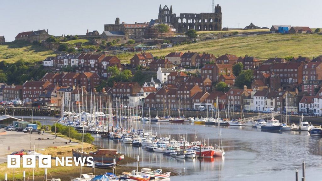 Whitby: Man dies after being recovered from marina - BBC News