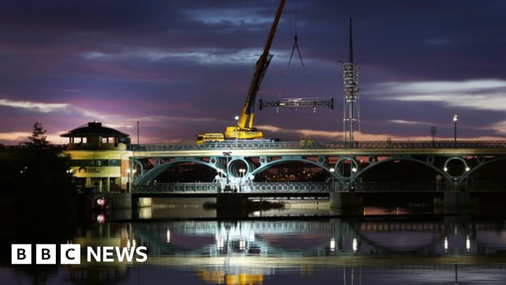 Tees Barrage dams during 'fish belly' gates overhaul - BBC News