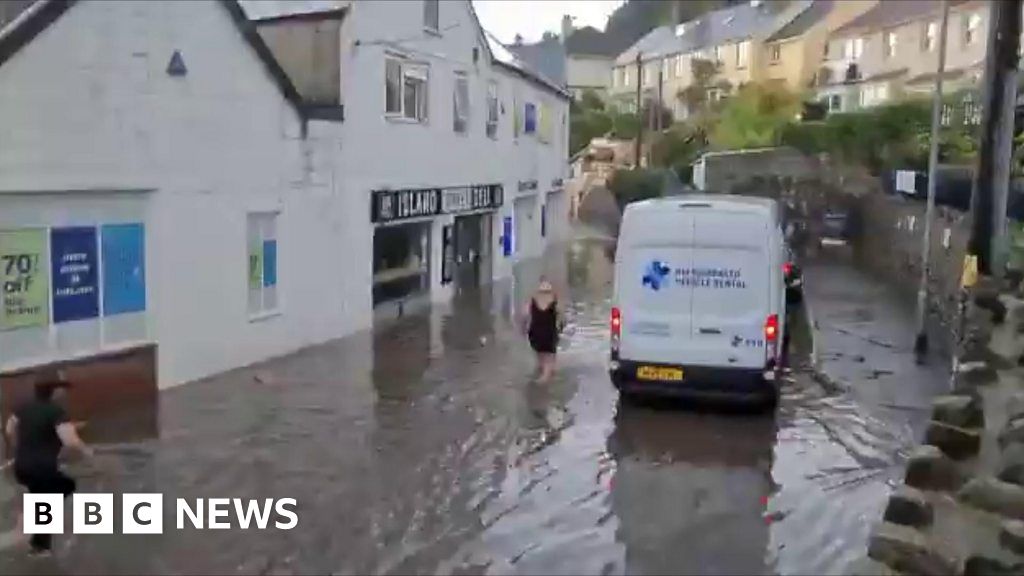 Thunderstorms cause flash-floods in Devon - BBC News