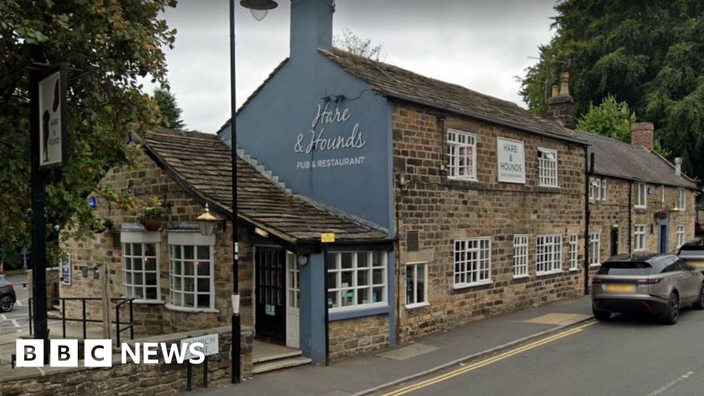 Sheffield: Hare and Hounds pub in Dore targeted by armed gang - BBC News