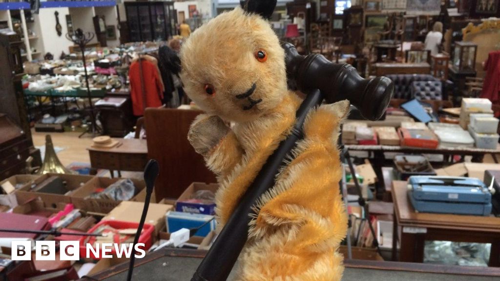 Puppet from Sooty TV show sells for record price - BBC News